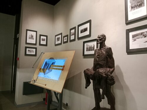 Anıt, heykel Gosudarstvenny memorialny kompleks Khatyn, Minskaya oblastı, foto