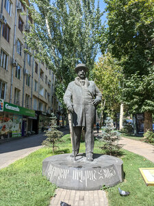 Monument of Alexander Mantashev (Abovyan Street No:17, Yerevan), anıt, heykel  Erivan'dan