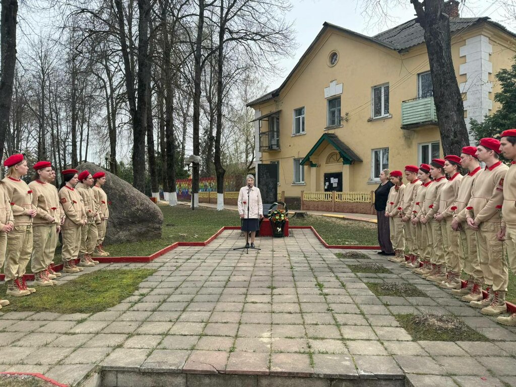Anıt, heykel Узникам фашистских концентрационных лагерей, Spas‑Demensk, foto
