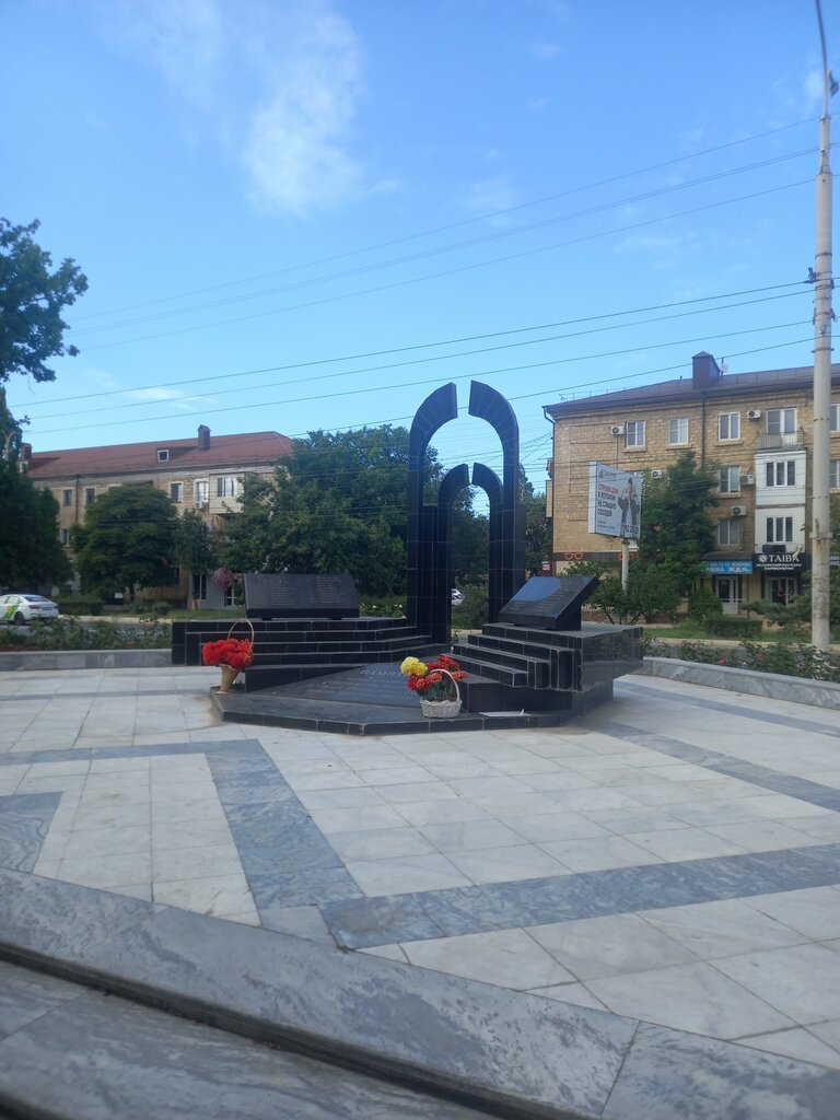 Anıt, heykel Жертвам теракта 9 мая 2002 г., Kaspiysk, foto
