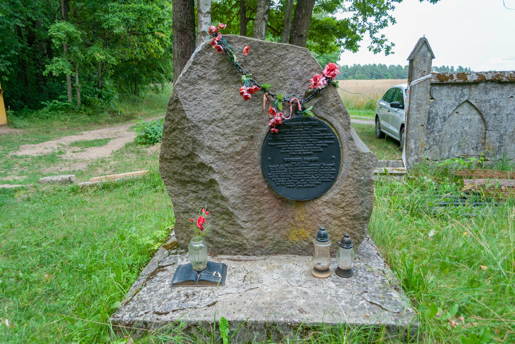 Anıt levhası, anıt taş Мемориальный камень Т. Рейтану, Brestskaya oblastı, foto