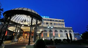 Domaine de Divonne (Auvergne-Rhône-Alpes, Ain, Arrondissement de Gex, Divonne-les-Bains, Avenue des Thermes), otel  Divonne‑les‑Bains'dan