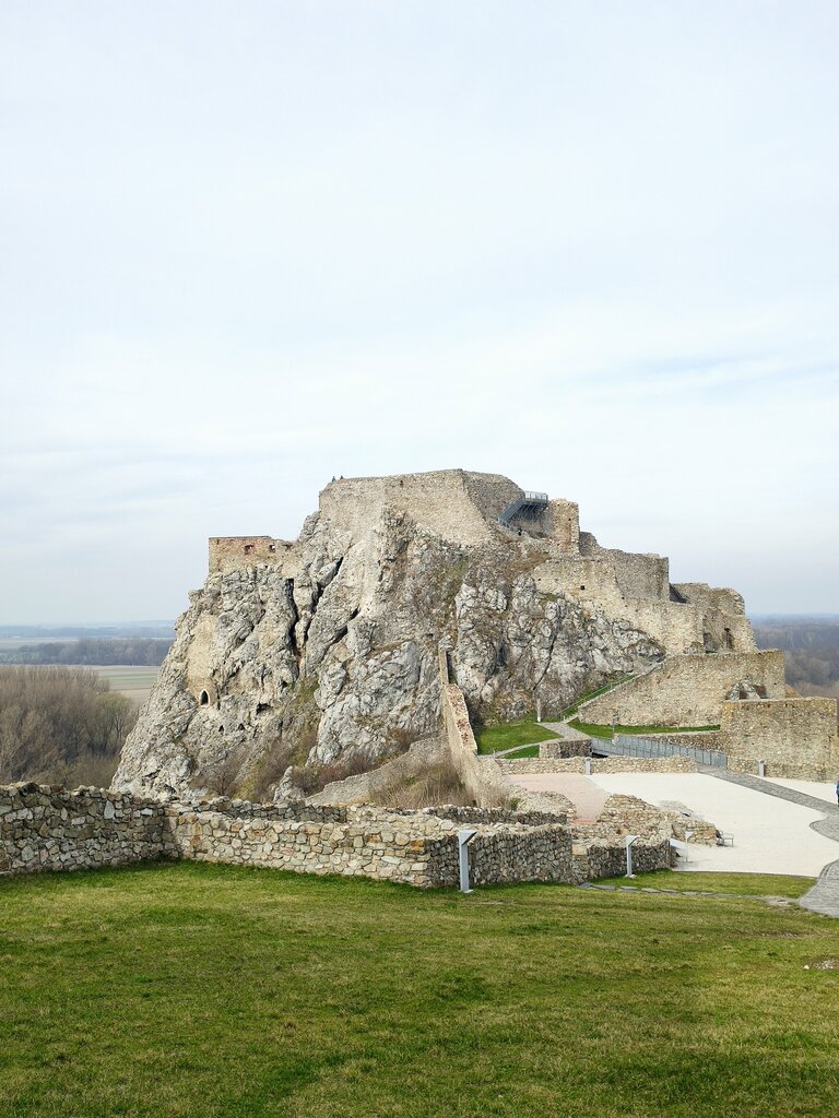 Turistik yerler Замок Девин, Bratislava, foto