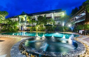 Angkor Palace Resort & SPA (No. 555, Phum Kruos, Sangkat Svay Dangkum, Siem Reap, Kingdom of ), otel  Siem Reap'tan