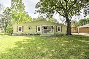 Relaxing Tomball Retreat: Walk to Main Street (Texas, Harris County, Tomball), otel  Tomball'dan
