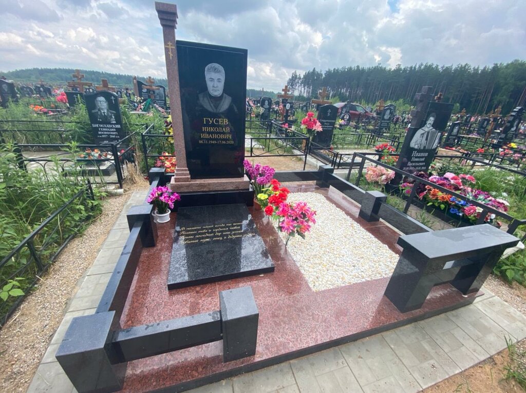 Heykel ve mezarlık taşı üreticileri Rikom, Tverskaya oblastı, foto