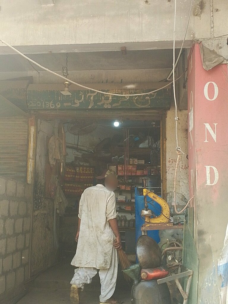 Otomobil servisi Haq Farid Autos, Karaçi, foto