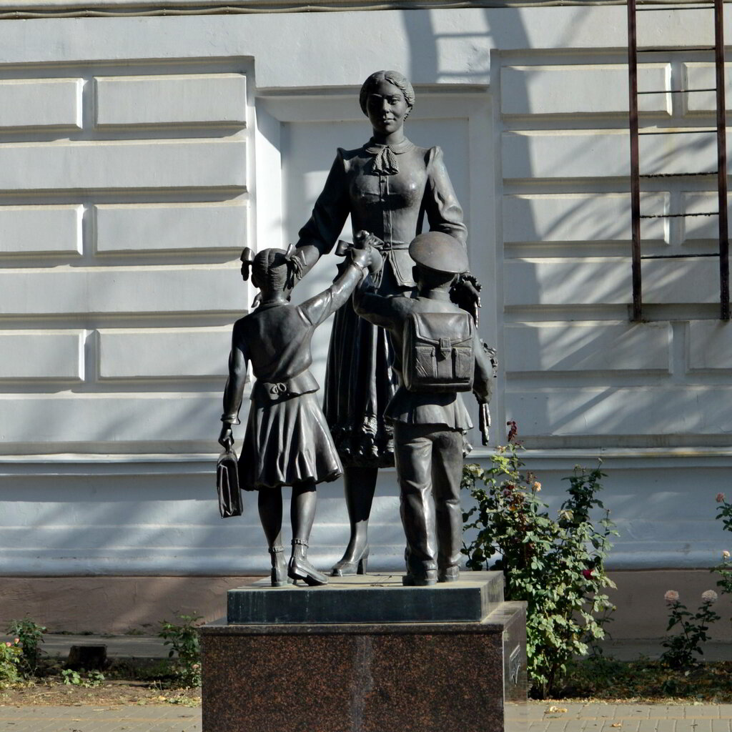 Park, sokak heykeli Учительница первая моя, Novoçerkassk, foto