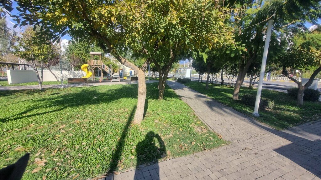 Park, sokak heykeli Cahit Beğenç Çocuk Parkı, Fethiye, foto