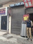Kids fun playing (Province of Punjab, Lahore, Tidlan Wali Jhalar, Tidlanwali Jhalār, Mujahid Road), şans oyunu bayileri  Lahor'dan