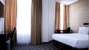 Corniche Hotel Baku (8 November Avenue No:18), otel  Bakü'den