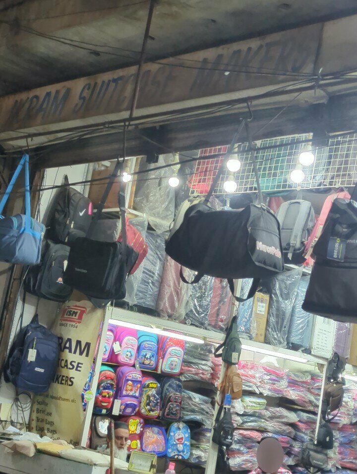Çanta ve valiz mağazaları Ikram Suti Case Makers, Lahor, foto