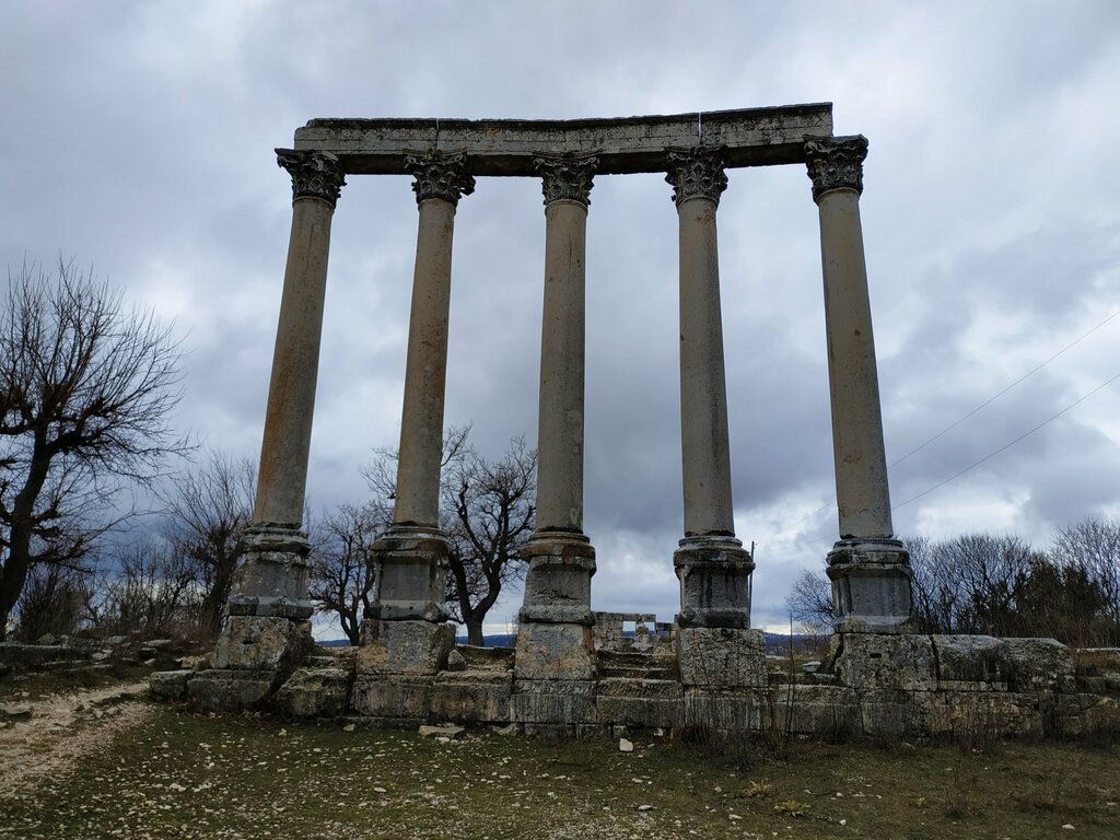 Turistik yerler Zeus Tapınağı ve Kilise, Silifke, foto