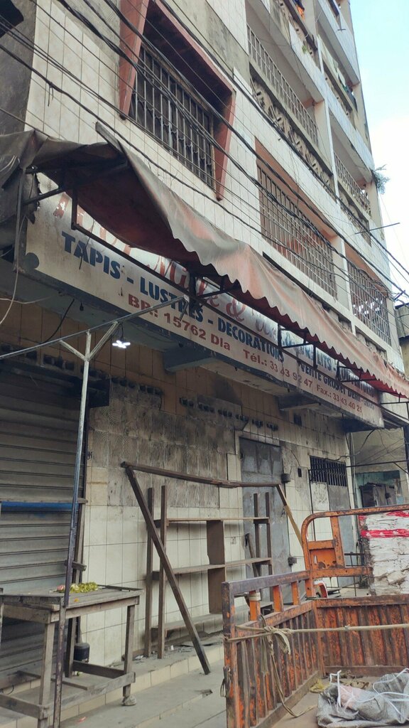 Ev eşyası mağazaları Tapis lustres décoration, Douala, foto