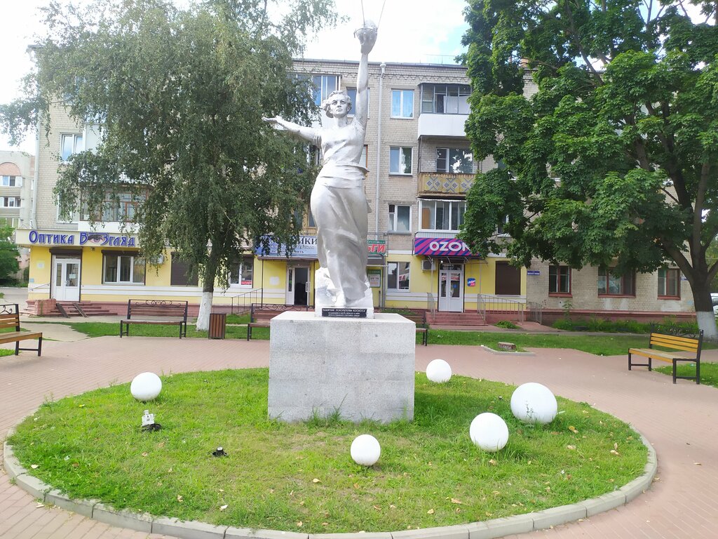 Park, sokak heykeli Покорителям космоса, Briansk, foto