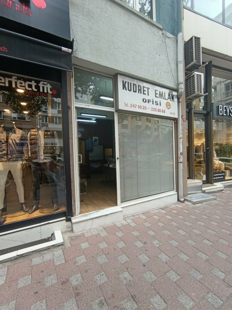 Emlak ofisi Kudret Emlak Ofisi, İstanbul, foto