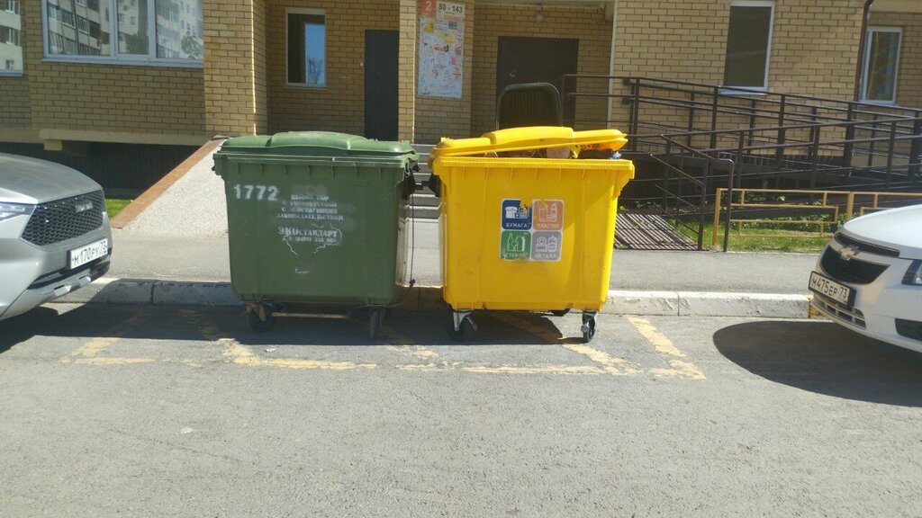 Ayrı çöp toplama noktası Waste sorting, Ulyanovsk, foto