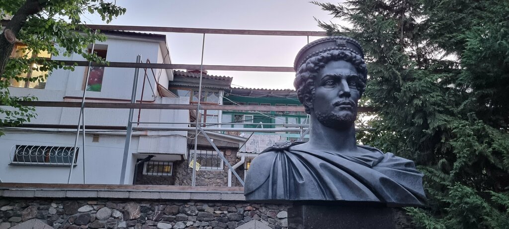 Anıt, heykel Император Юстиниан I Великий, Aluşta, foto