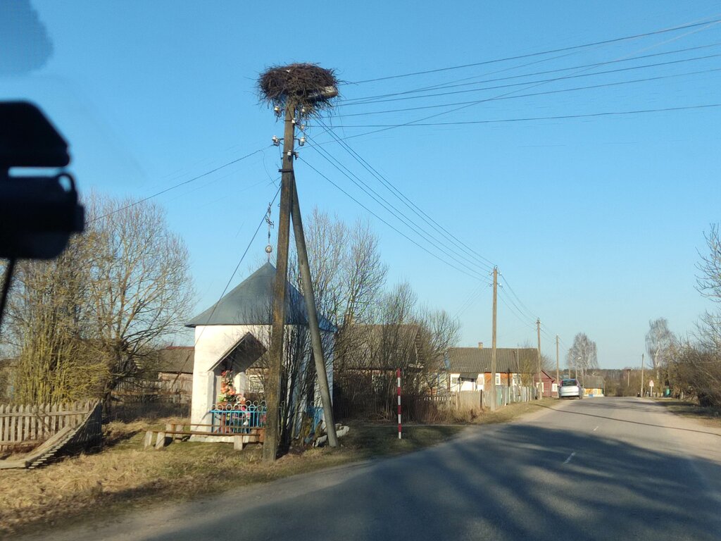 Şapel, haç anıtı Придорожная часовня, Grodnenskaya oblastı, foto