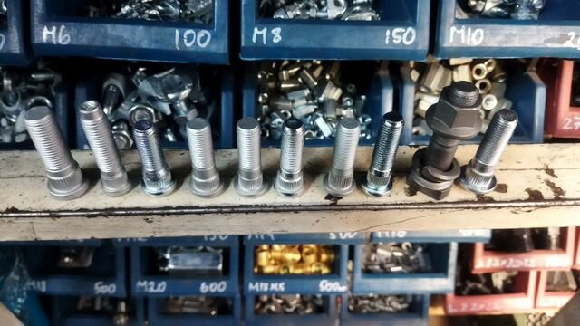 Montaj ekipmanları Bolts and Nuts, Almatı, foto
