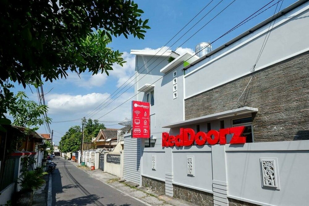 Otel RedDoorz near Solo Square 3, Surakarta, foto