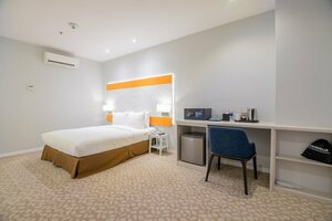 Holiday Inn Express & Suites Johor Bahru (Johor Bahru, Lot 512, Jalan Syed Mohd Mufti), otel
