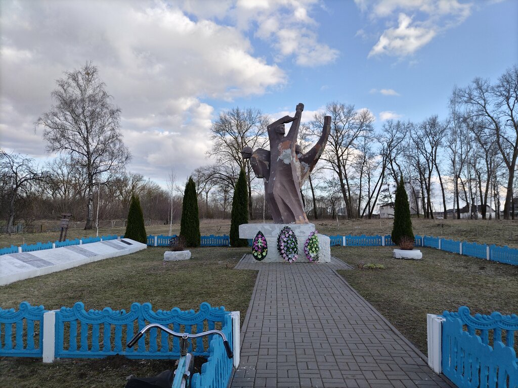 Anıt, heykel Погибшим в ВОВ, Gomelskaya oblastı, foto