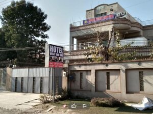 Hotel Visit Inn One (Assort Tech Road No:379, Johar Town, Block D2), otel  Lahor'dan