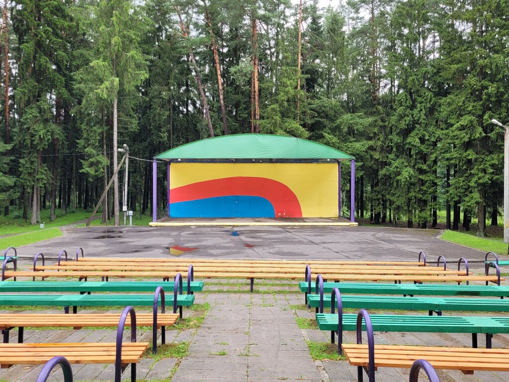 Konser salonları Летний амфитеатр, Ostrovets, foto