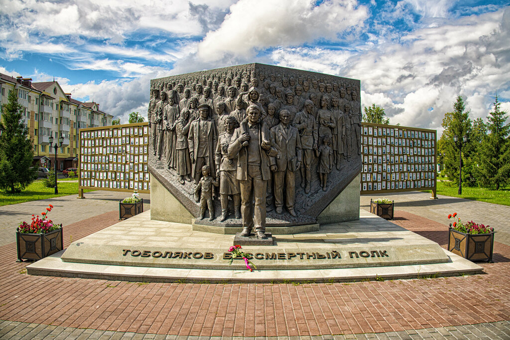 Anıt, heykel Стена Народной памяти, Tobolsk, foto