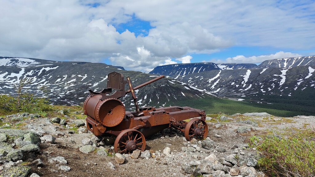 Teknoloji anıtı Паровая машина у Молибденитового рудника, Murmanskaya oblastı, foto
