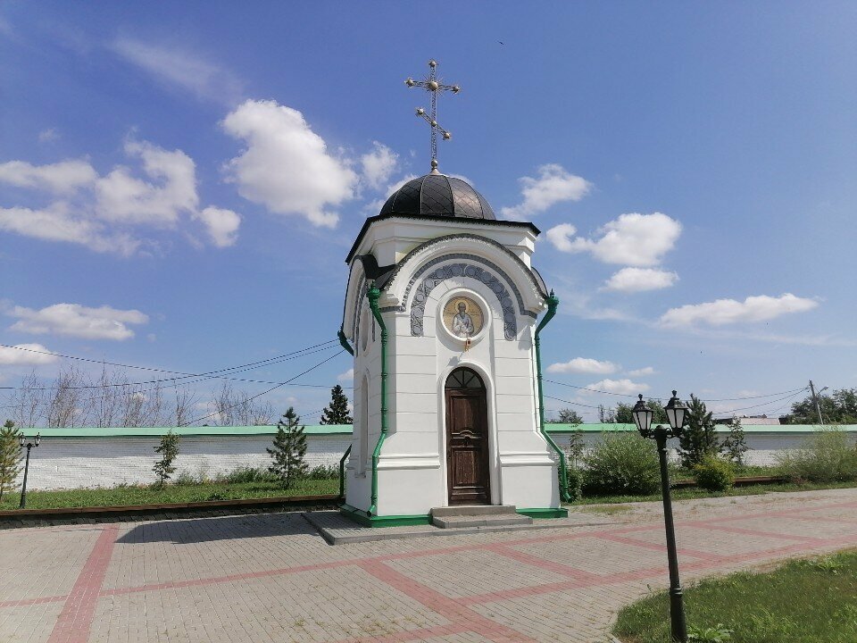 Şapel, haç anıtı Chasovnya Feodora Tomskogo V Bogoroditse-Alekseyevskom monastyre, Tomsk, foto