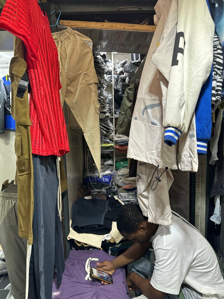 Toptan giyim Black market shop, Prag, foto