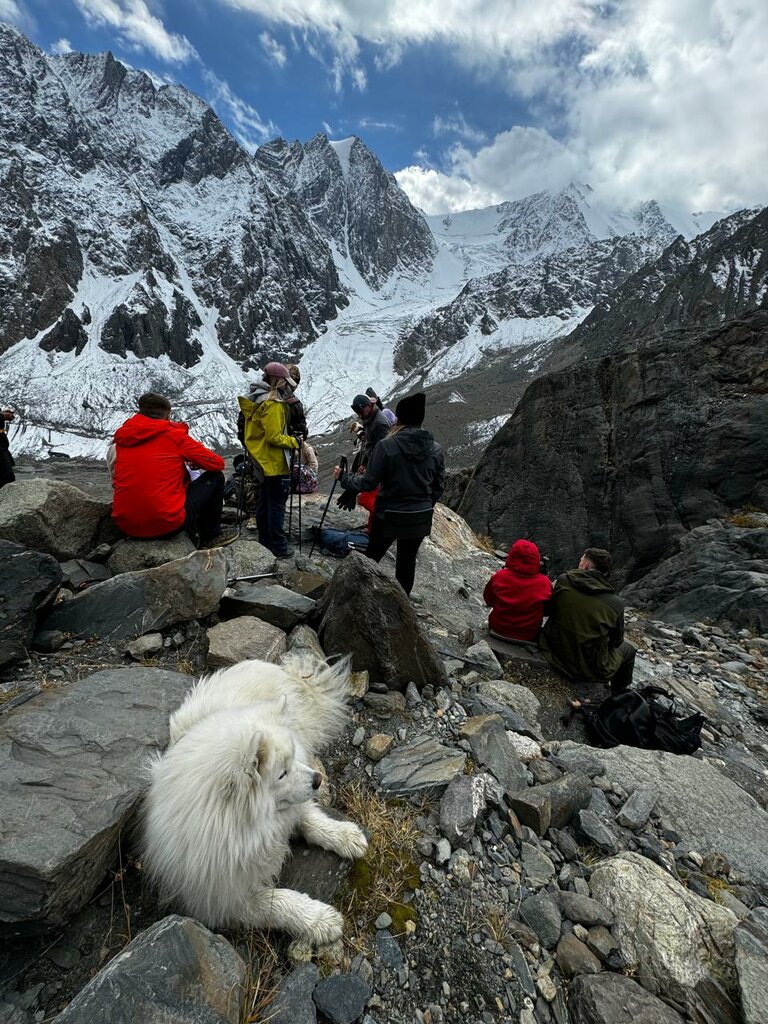 Dağ zirvesi Гора Стажёров, Altay Cumhuriyeti, foto