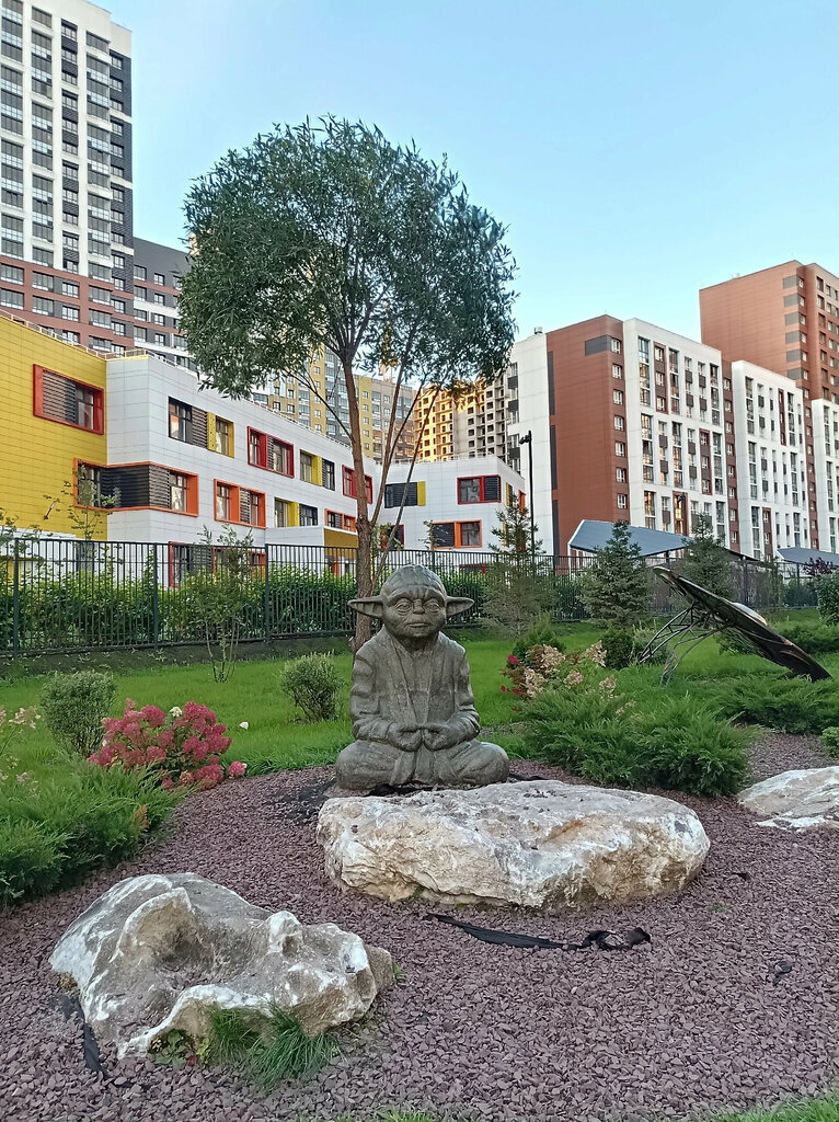 Park, sokak heykeli Йода, Novosibirsk, foto