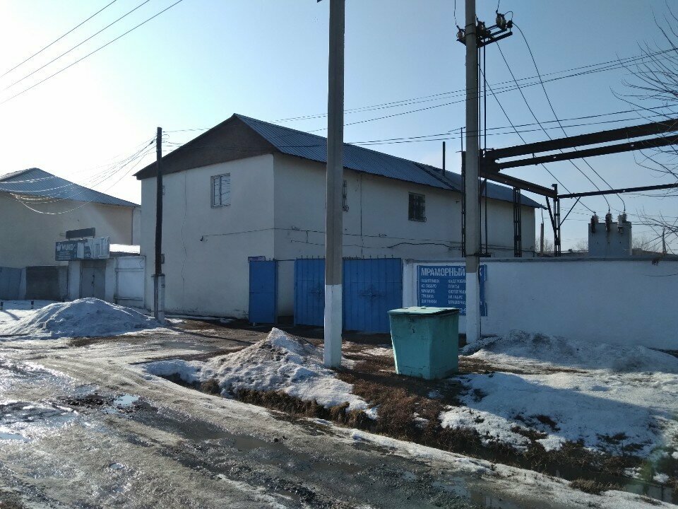 Heykel ve mezarlık taşı üreticileri Marble workshop, Taldıkorgan, foto