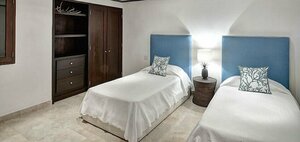 Coral Cove 8 - Condo Life's A Beach (Saint James), otel  Dünya'dan