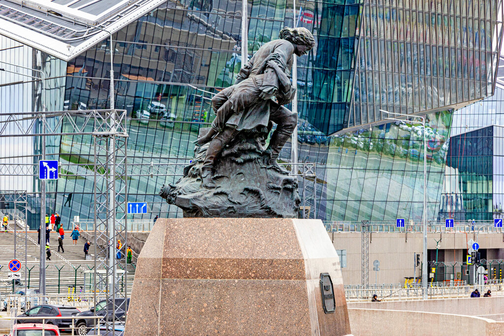 Anıt, heykel Peter the Great, rescuing drowning people near Lakhta, Saint‑Petersburg, foto