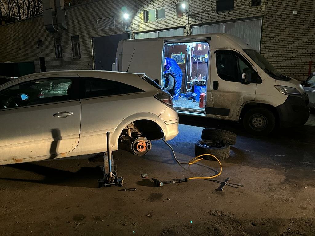 Jant ve lastikçiler Shinuy na Alekseevskoy, Moskova, foto
