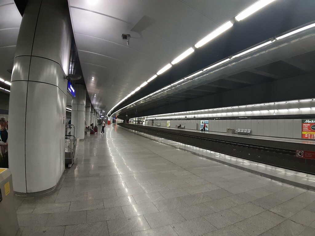 Tren istasyonu Flughafen Vienna-Schwechat, Aşağı Avusturya, foto