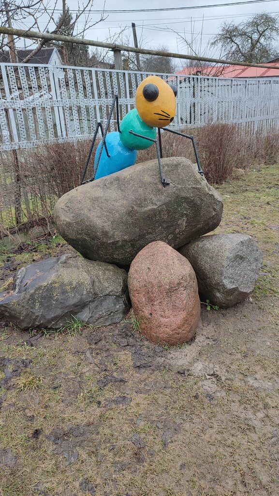 Park, sokak heykeli Муравей, Pskov, foto