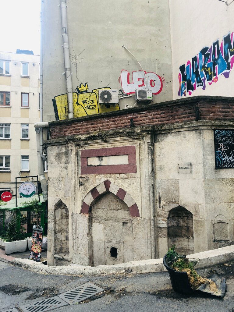 Turistik yerler Köşe Çeşme, İstanbul, foto