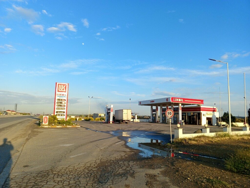 Benzin istasyonu Petrol Station Lukoil, Sumgayıt, foto