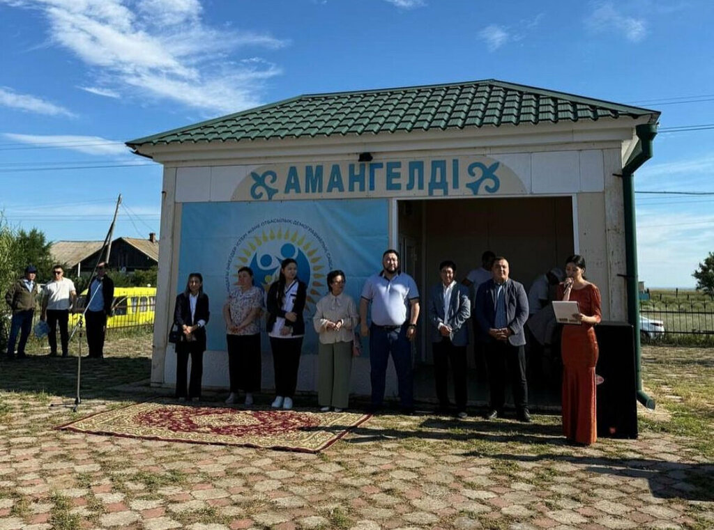 Tren istasyonu Amangeldi Station, Batı Kazakistan eyaleti, foto