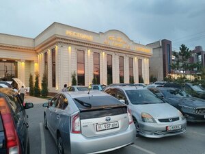 Ак-Бата Гранд (Tyumenbay Baizakov Avenue No:175А), restoran  Celalabat'tan