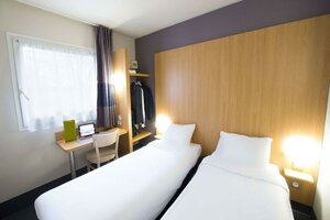 Kyriad Direct Clermont Ferrand Nord - Gerzat (Auvergne-Rhône-Alpes, Loire, Arrondissement de Roanne, Saint-Priest-la-Prugne, Lieu-dit la ), otel
