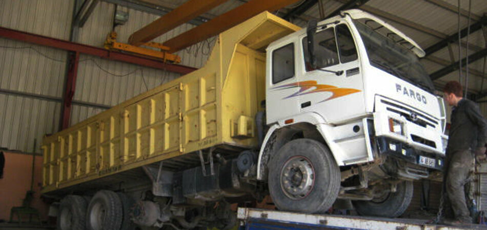 Kamyonların onarımı Akman Damper Sanayii, İstanbul, foto