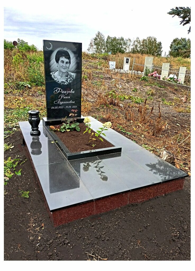 Heykel ve mezarlık taşı üreticileri Гранит центр, Sterlitamak, foto