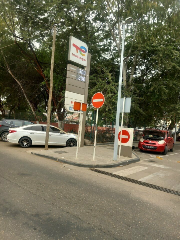 Benzin istasyonu Total energie, Loanda, foto