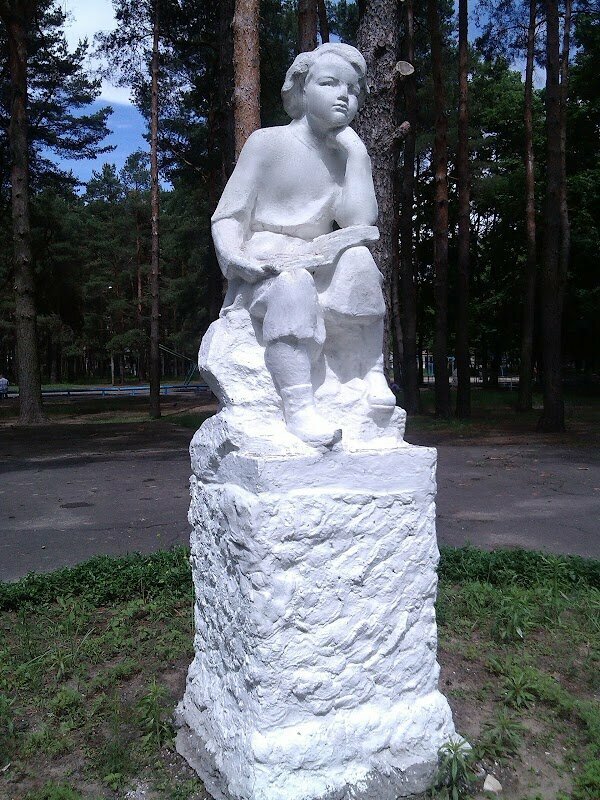 Park, sokak heykeli Schoolboy with book, Svetlahorsk, foto